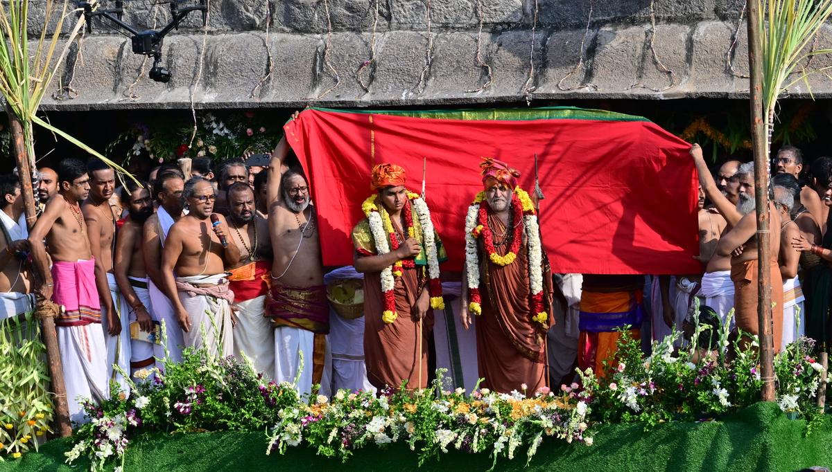 Satya Chandrasekharendra Saraswathi anointed 71st pontiff of Kanchi Kamakoti Peetam - The Hindu